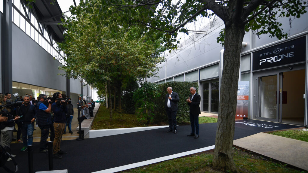 Stellantis Pro One : inauguration d’un hub mondial des VU en Italie ...
